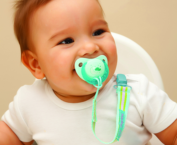 Bebeklerde Emzik Kullanımı Nasıl Olmalı? - Dadaloji | Çocuğa Dair